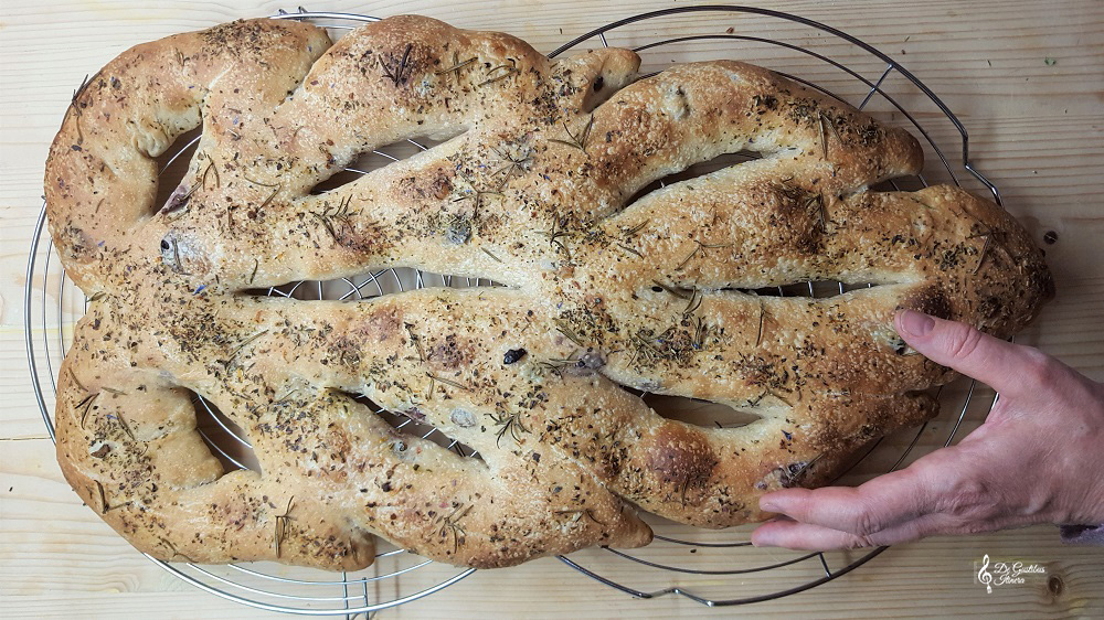 FOUGASSE PROVENÇALE CON OLIVE ED ERBE AROMATICHE